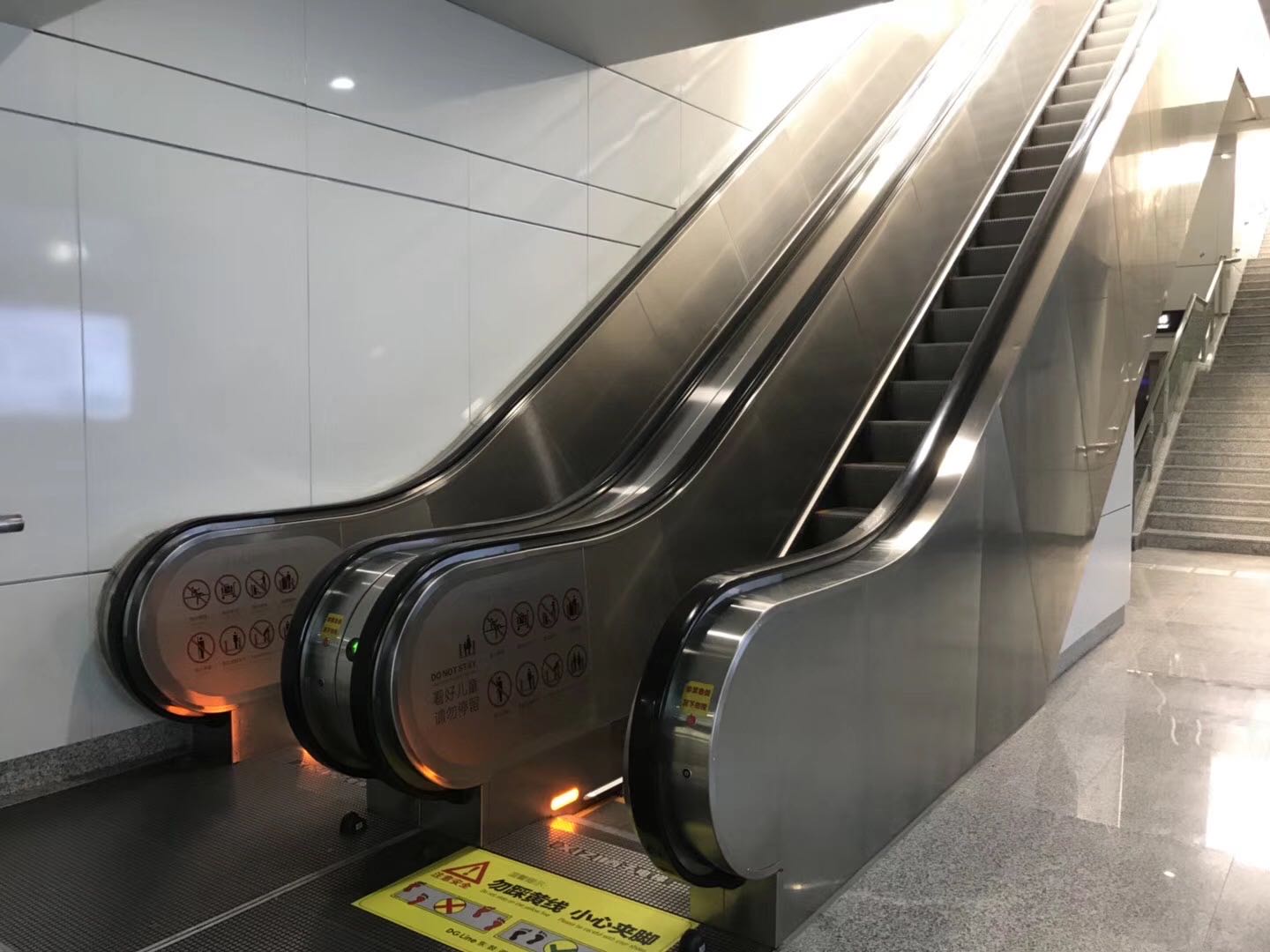 Public Escalator - Fujitsu Elevator